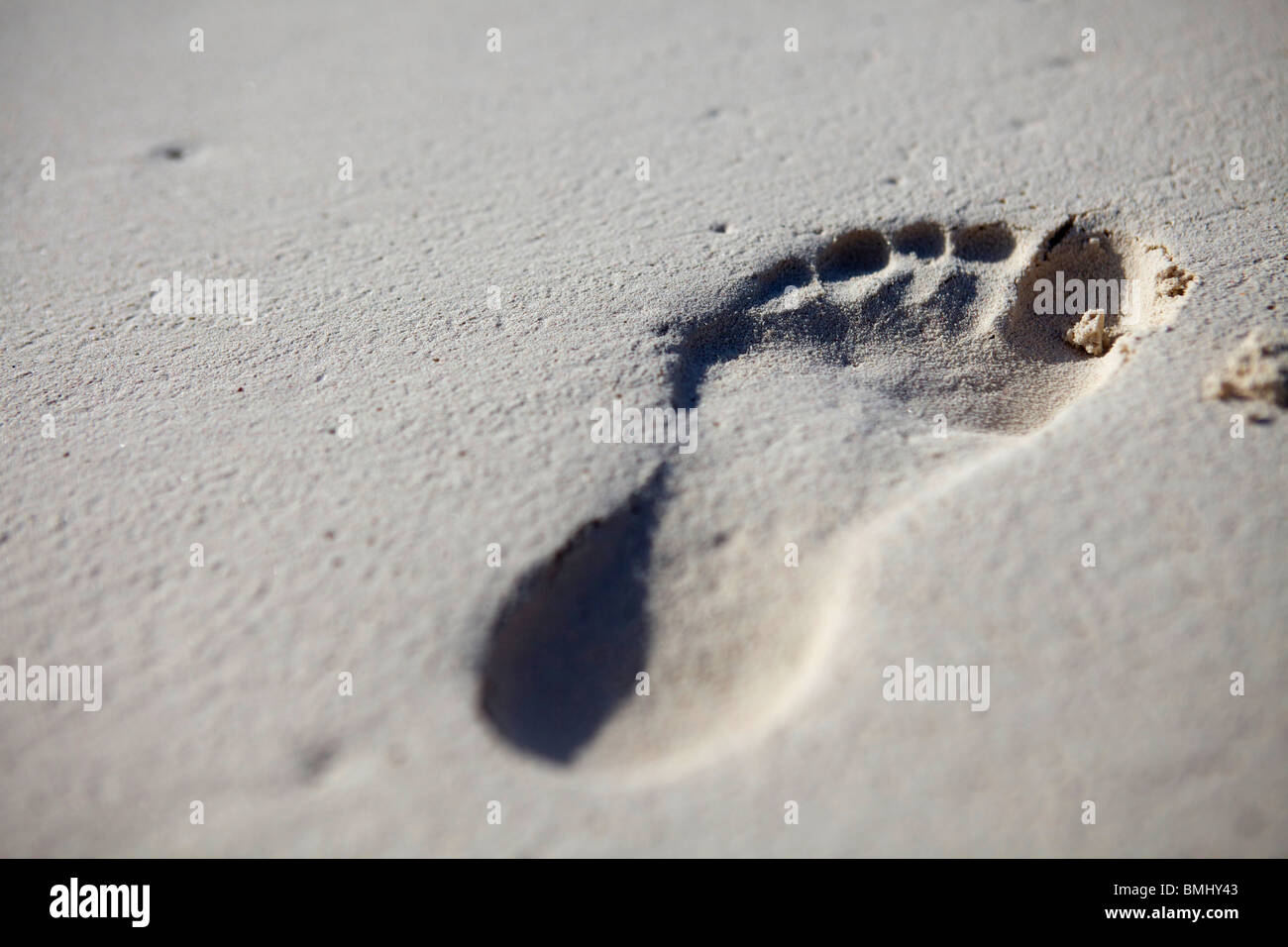 Single footprint on the beach hi-res stock photography and images - Alamy