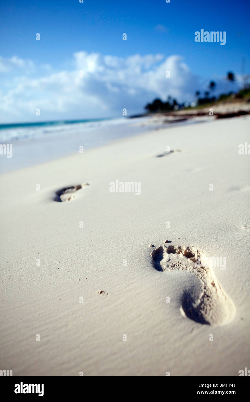 Foot prints footsteps sand beach hi-res stock photography and images ...