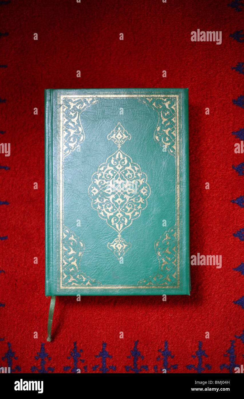 Golden quran hi-res stock photography and images - Alamy