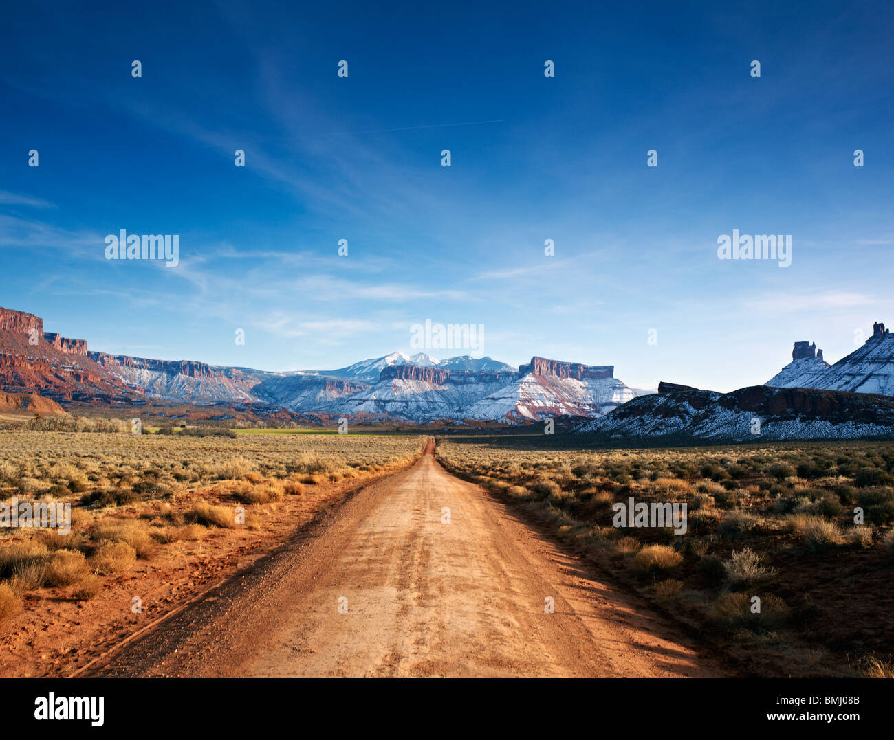 Empty road through monument valley hi-res stock photography and images ...