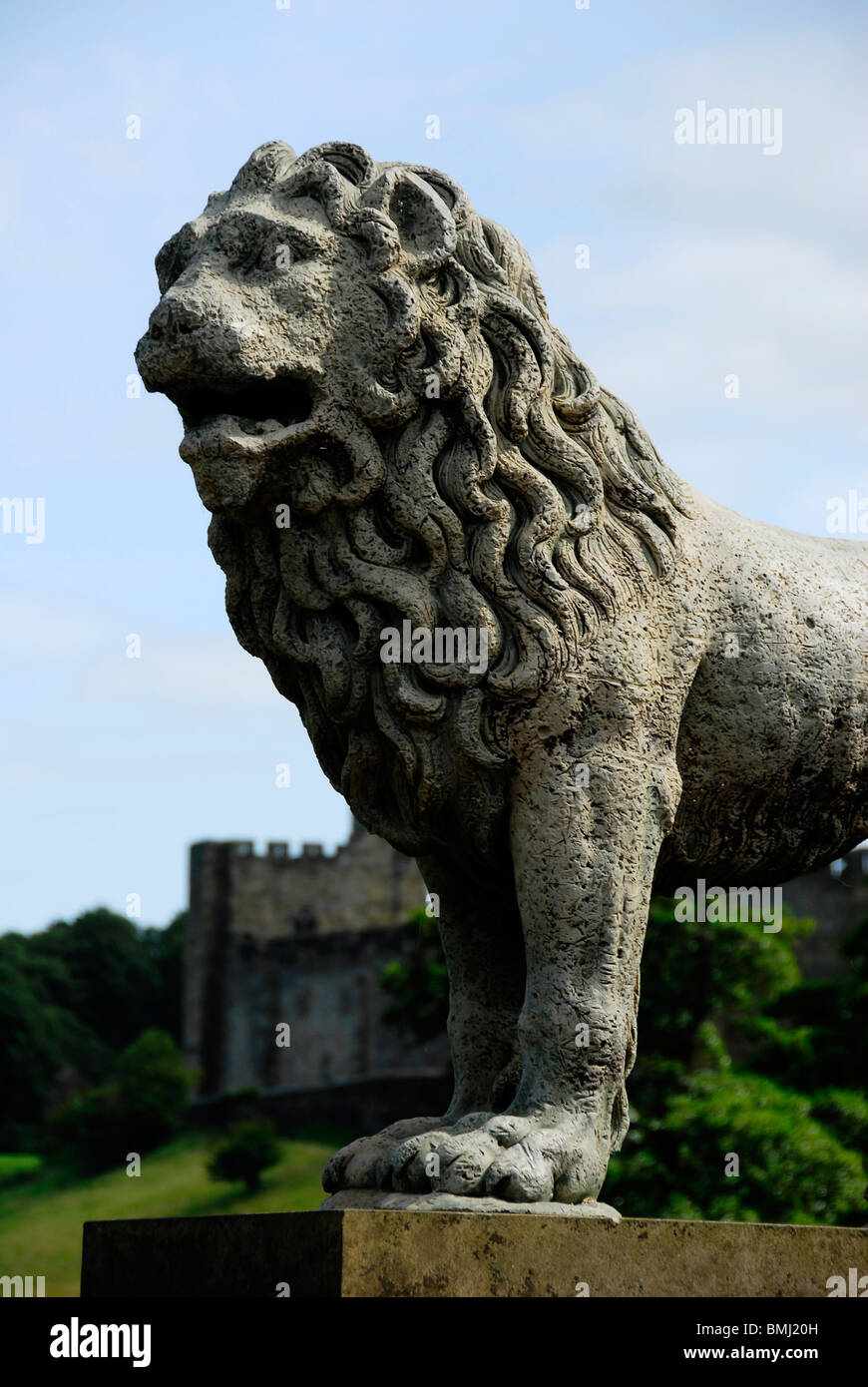 Percy Lion statue alnwick Stock Photo - Alamy