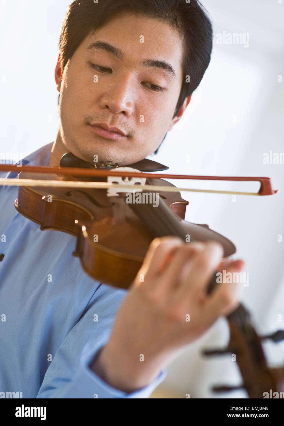 Male violin player hi-res stock photography and images - Alamy