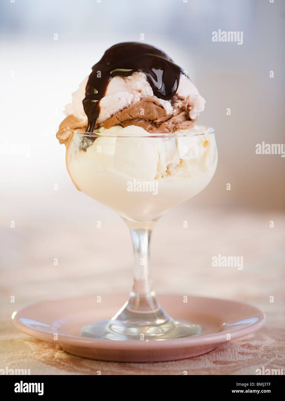 Ice cream sundae hi-res stock photography and images - Alamy