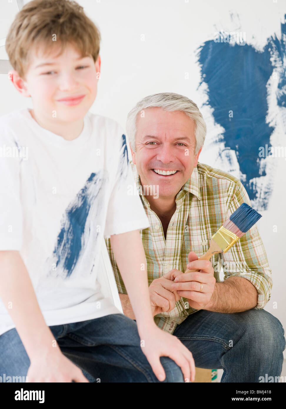 Father son painting wall hi-res stock photography and images - Alamy