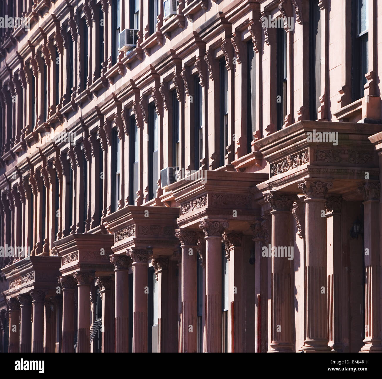 Row of attached houses hi-res stock photography and images - Alamy