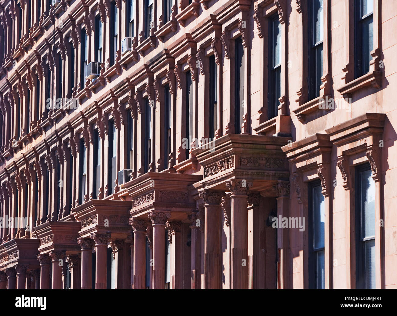 Row of attached houses hi-res stock photography and images - Alamy
