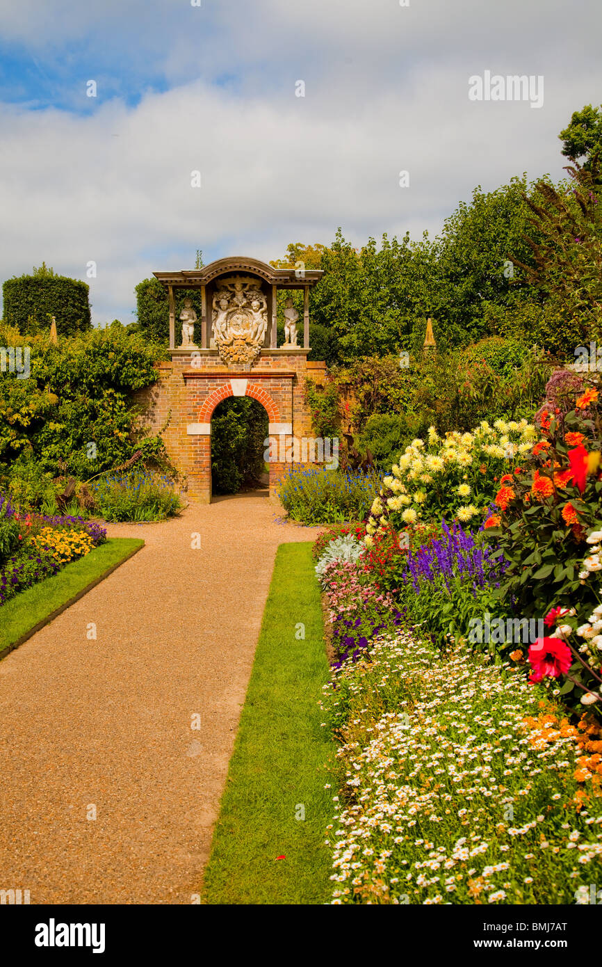 Formal garden path hi-res stock photography and images - Alamy