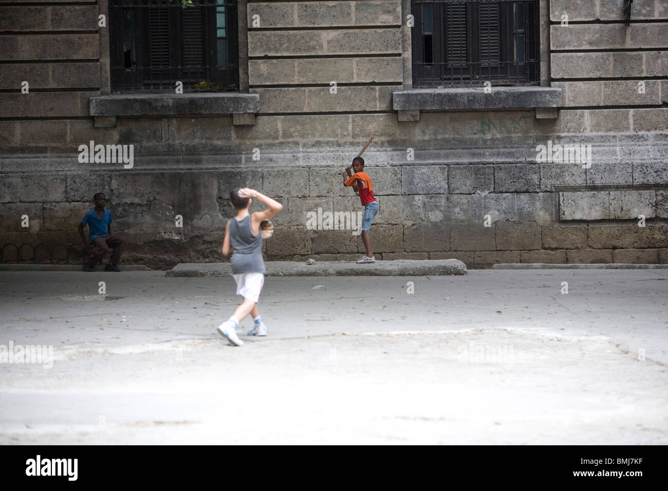 Boys play baseball in the streets of Havana, Cuba Stock Photo - Alamy
