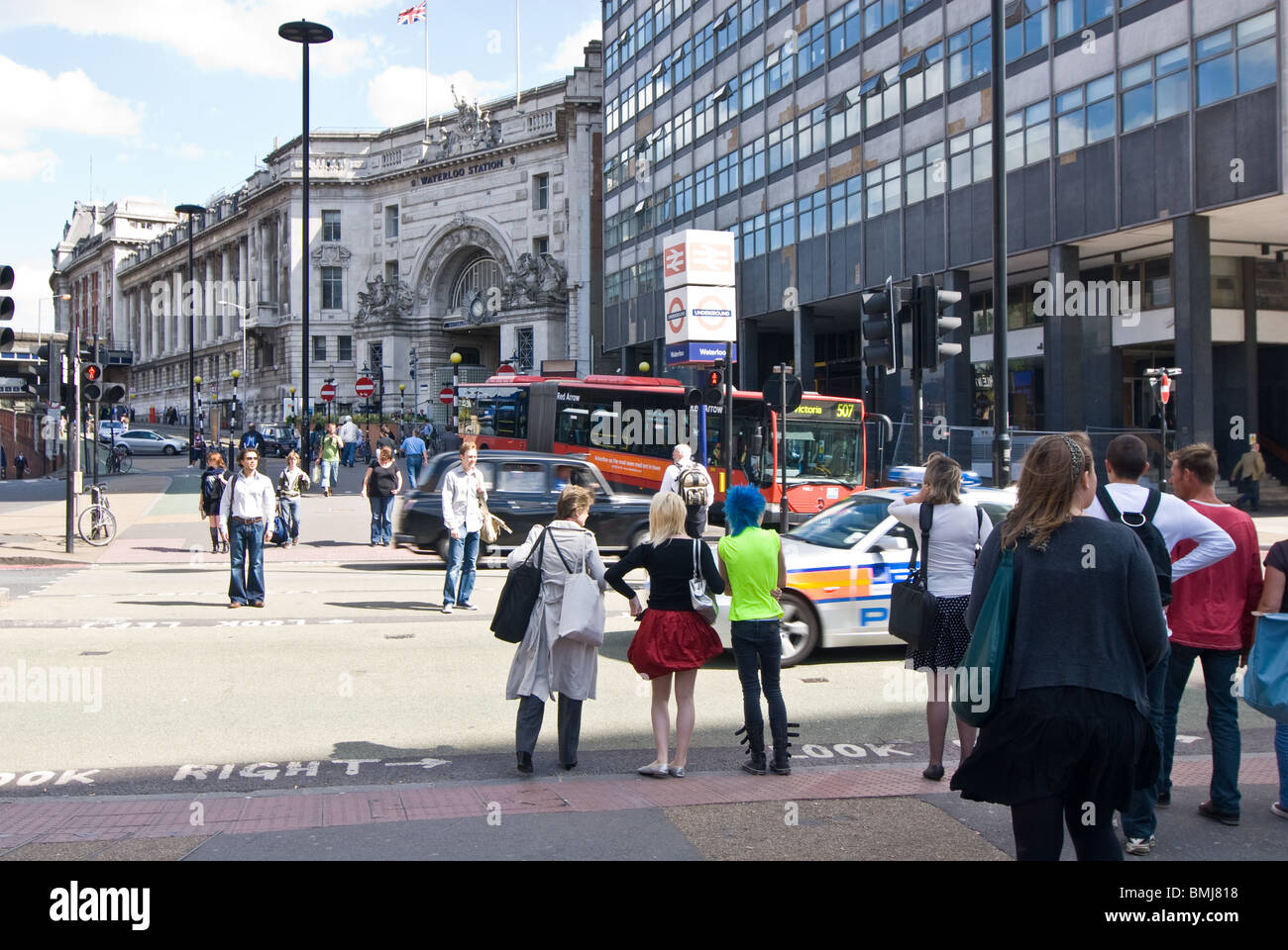 Station approach hi-res stock photography and images - Alamy