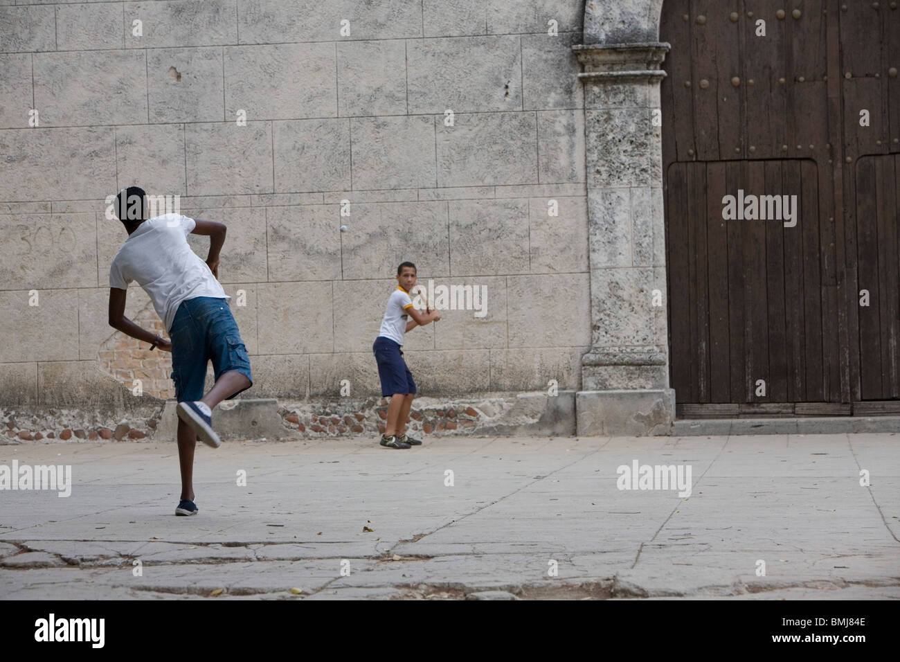 Boys play baseball in the streets of Havana, Cuba Stock Photo - Alamy