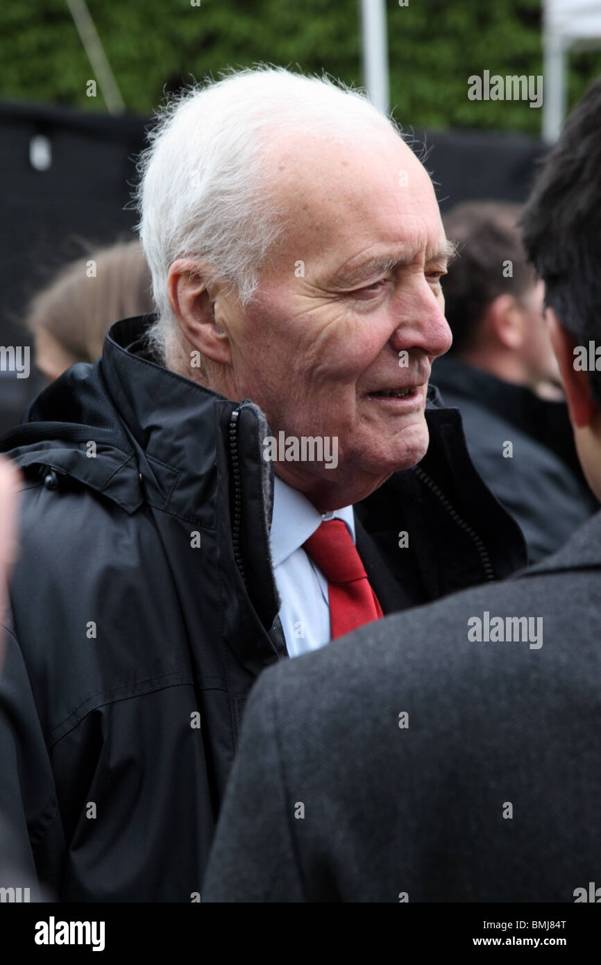 Ex Labour MP Tony Benn giving TV interview on College Green ...