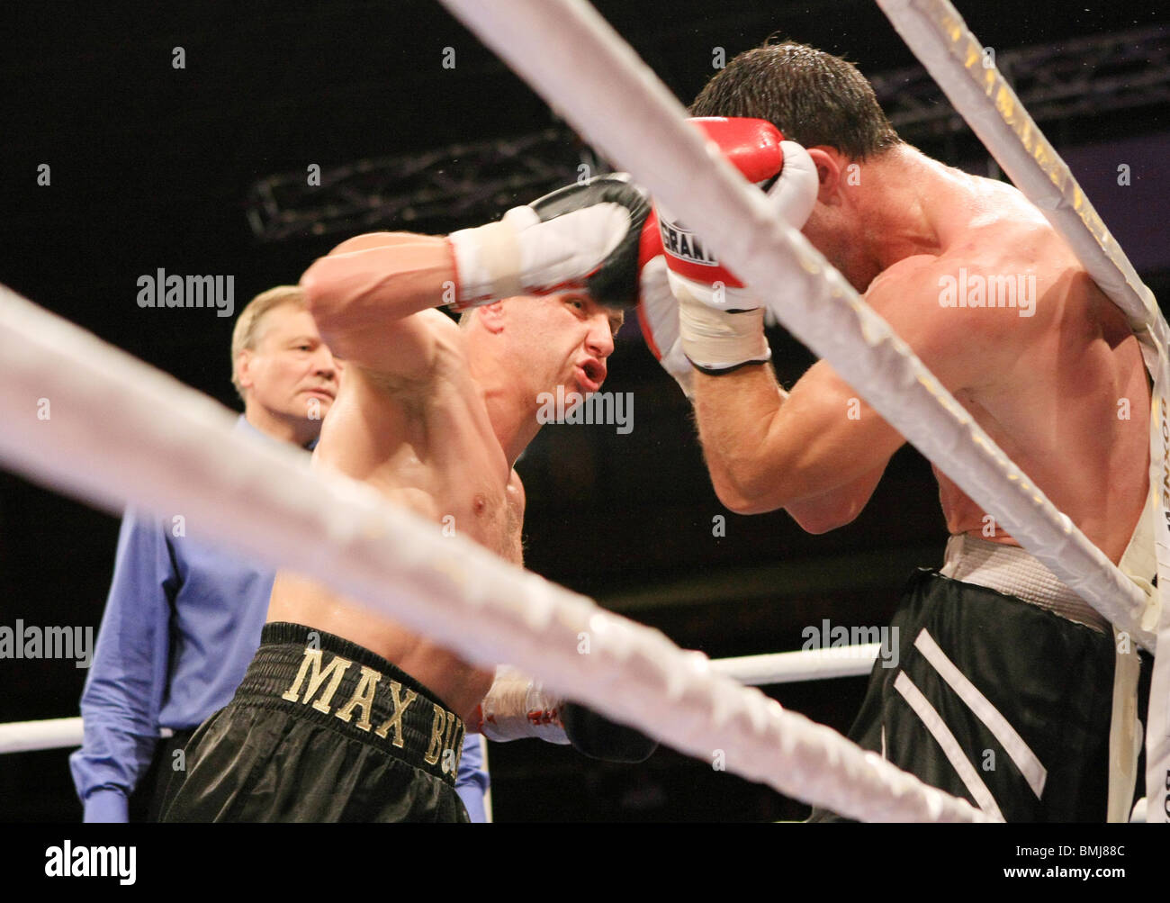 Men boxing ring hi-res stock photography and images - Alamy