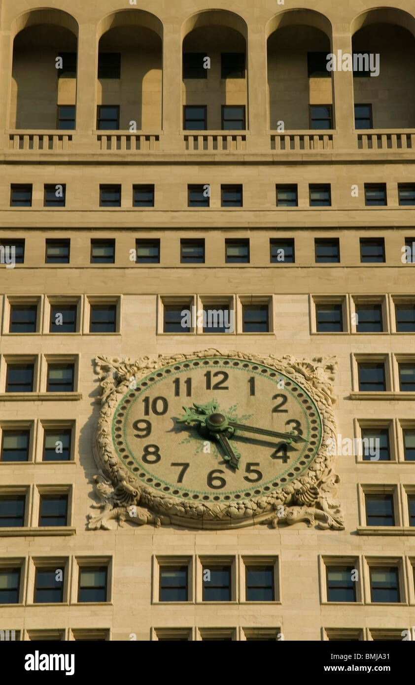 Office building clock hi-res stock photography and images - Alamy