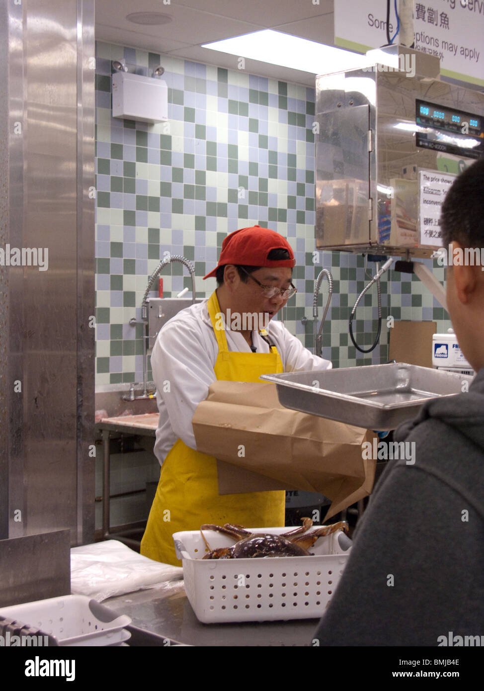 Chinese Fishmonger Serving A Customer Stock Photo - Alamy
