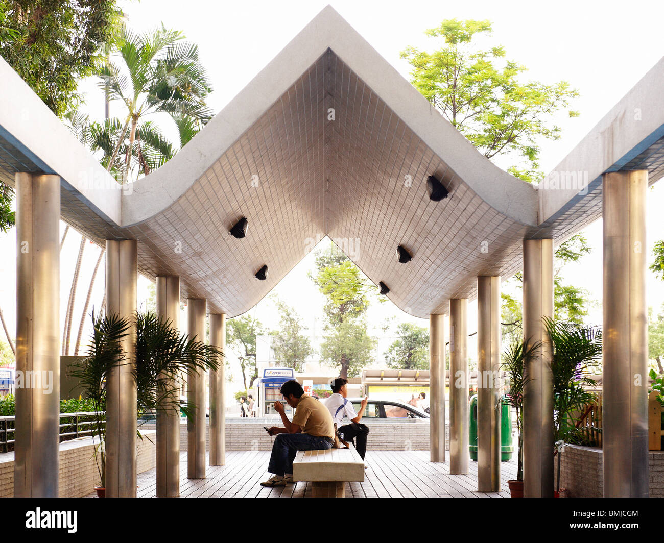 Old chinese sitting on a bench hi-res stock photography and images - Alamy