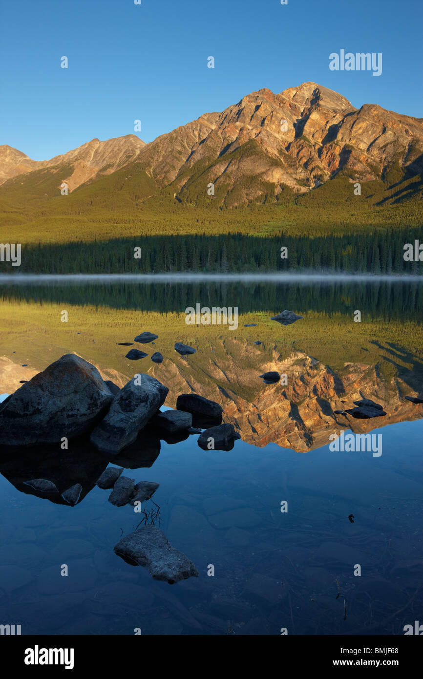 Pyramid lake canada hi-res stock photography and images - Alamy