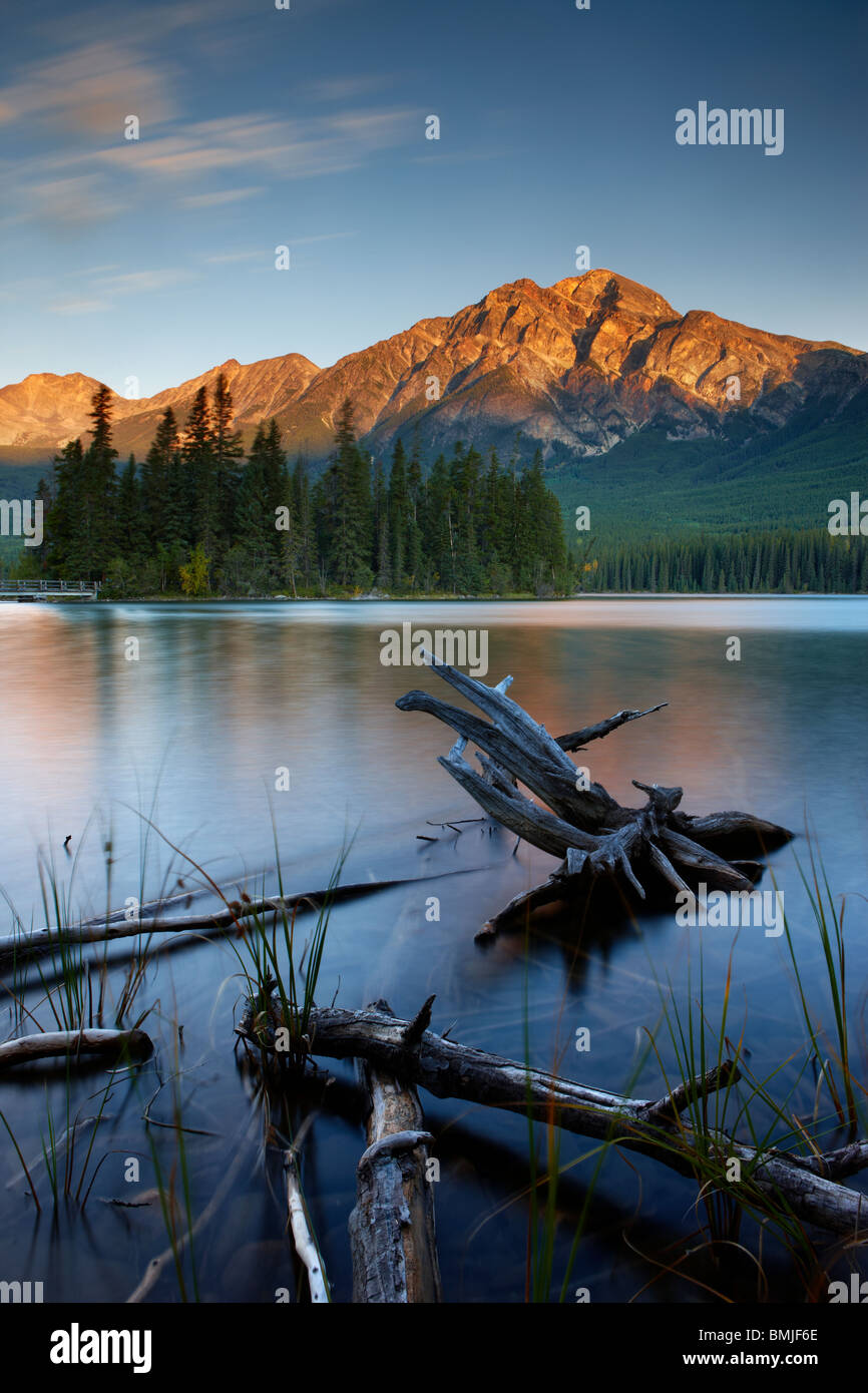 Pyramid lake canada hi-res stock photography and images - Alamy