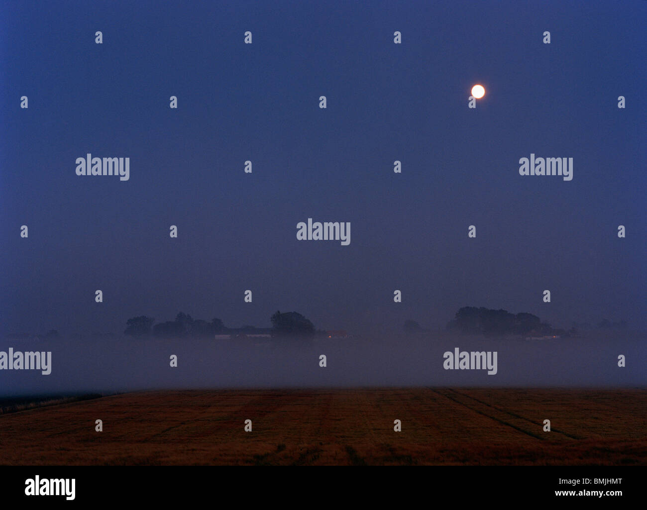 Moonlit skyline hi-res stock photography and images - Alamy