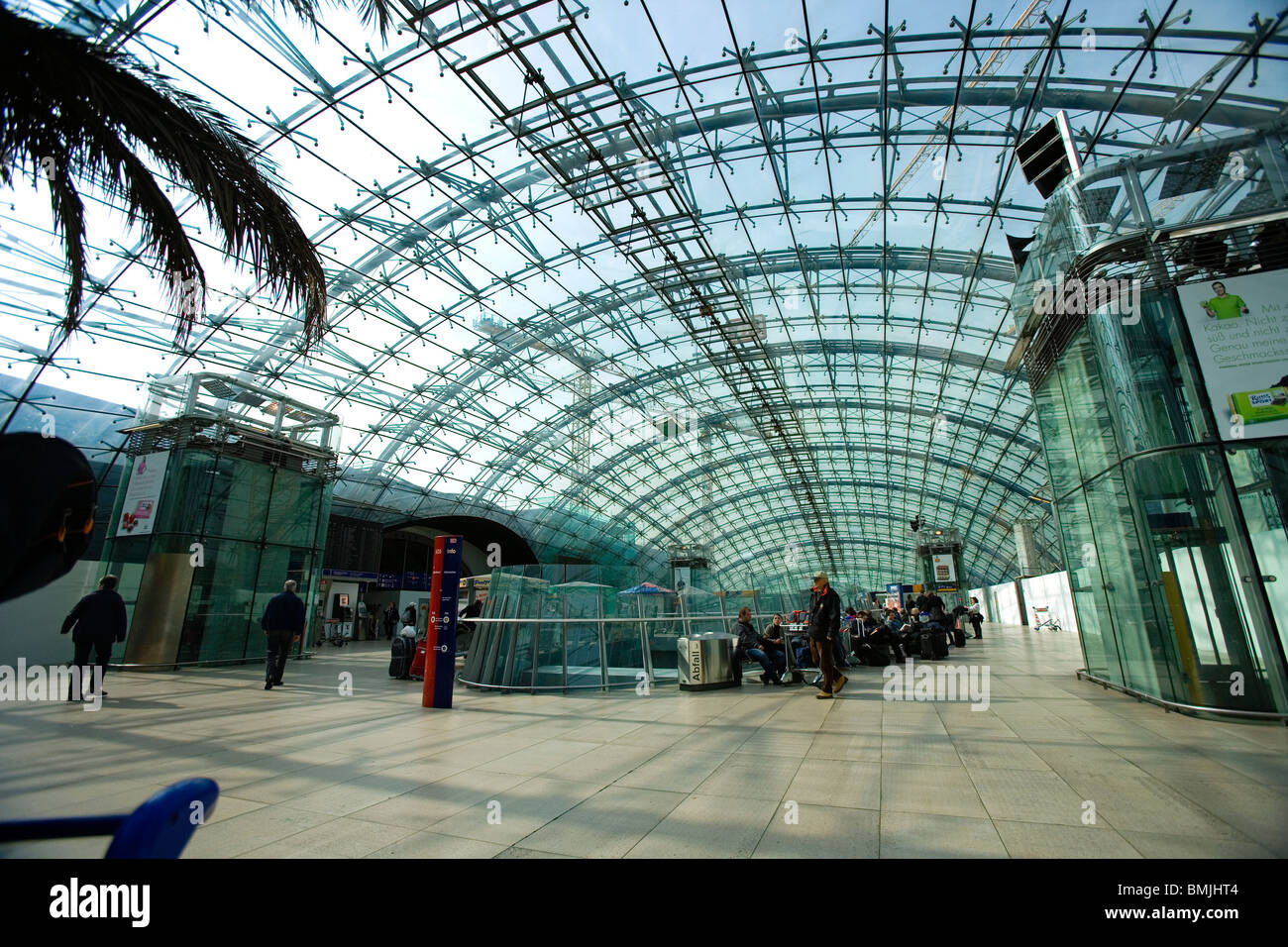 Railway waiting rooms hi-res stock photography and images - Alamy