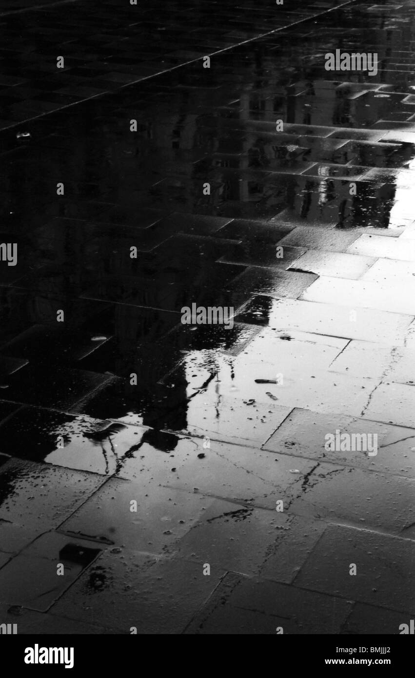 Wet city pavement Black and White Stock Photos & Images - Alamy