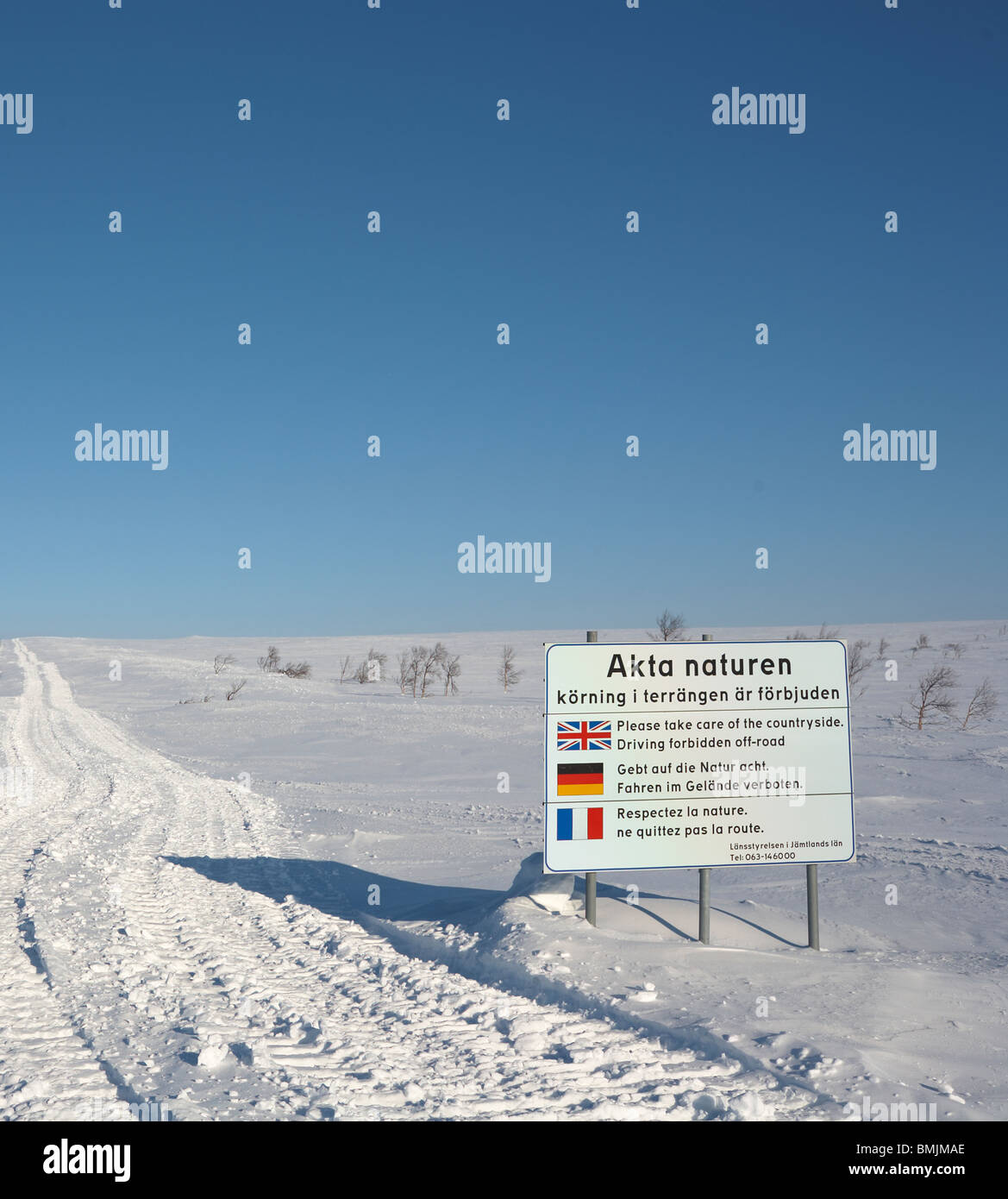 Scandinavia, Sweden, Harjedalen, Signboard in snow covered landscape ...
