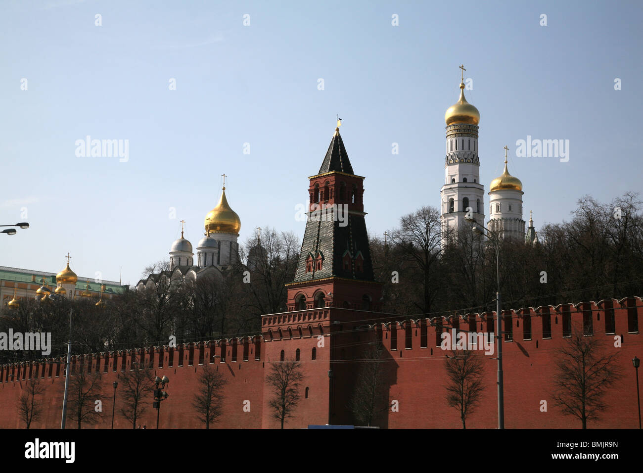 The kremlin wall and tower in moscow hi-res stock photography and ...