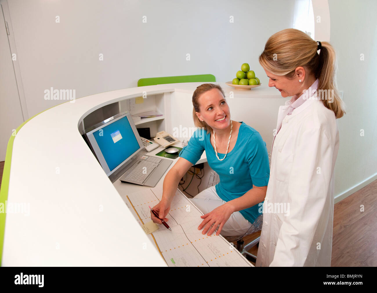 Doctors receptionist hi-res stock photography and images - Alamy