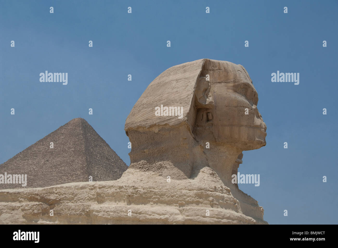 Statue in front pyramid sphinx hi-res stock photography and images - Alamy