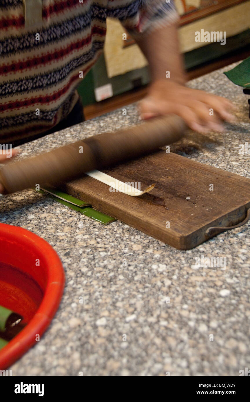 Papyrus paper making hi-res stock photography and images - Alamy