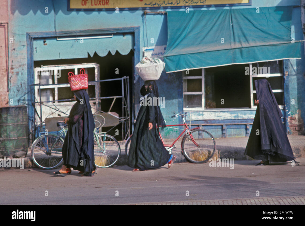 Three Egyptian women in traditional chadors Stock Photo - Alamy
