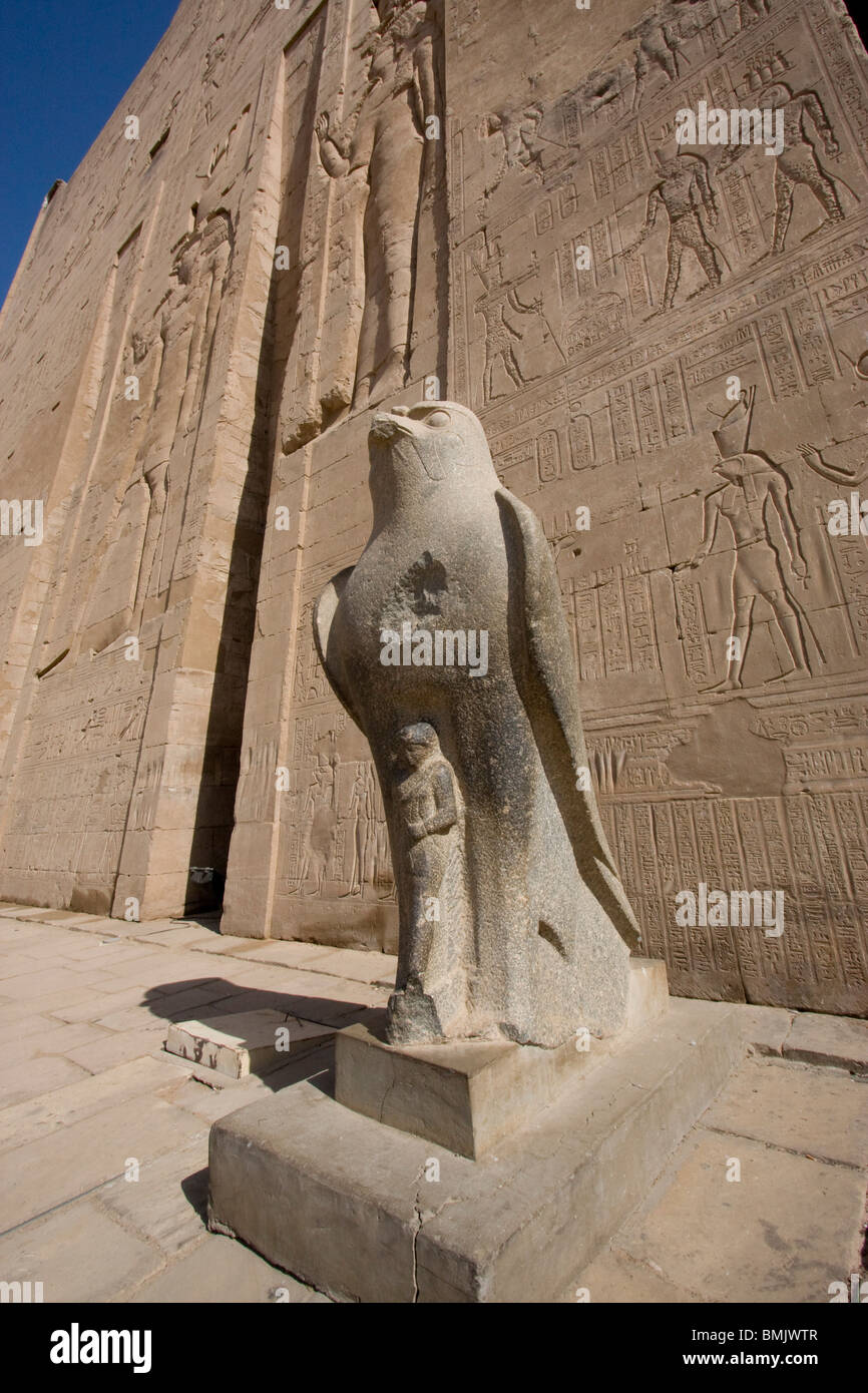 Black granite falcon statue edfu hi-res stock photography and images ...