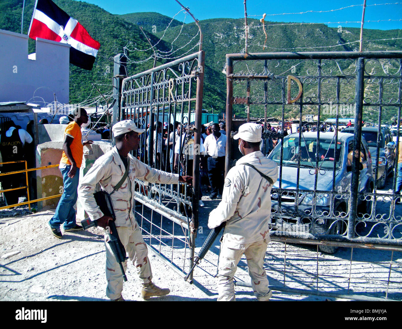 Dominican soldiers and crowds of earthquake survivors at the Haitian ...