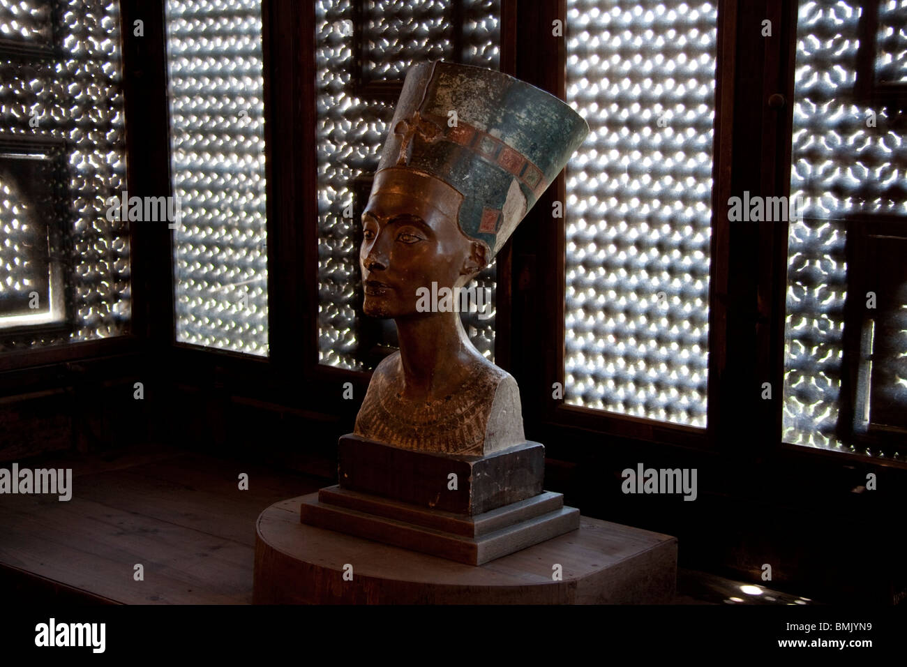 Nefertiti statue hi-res stock photography and images - Alamy