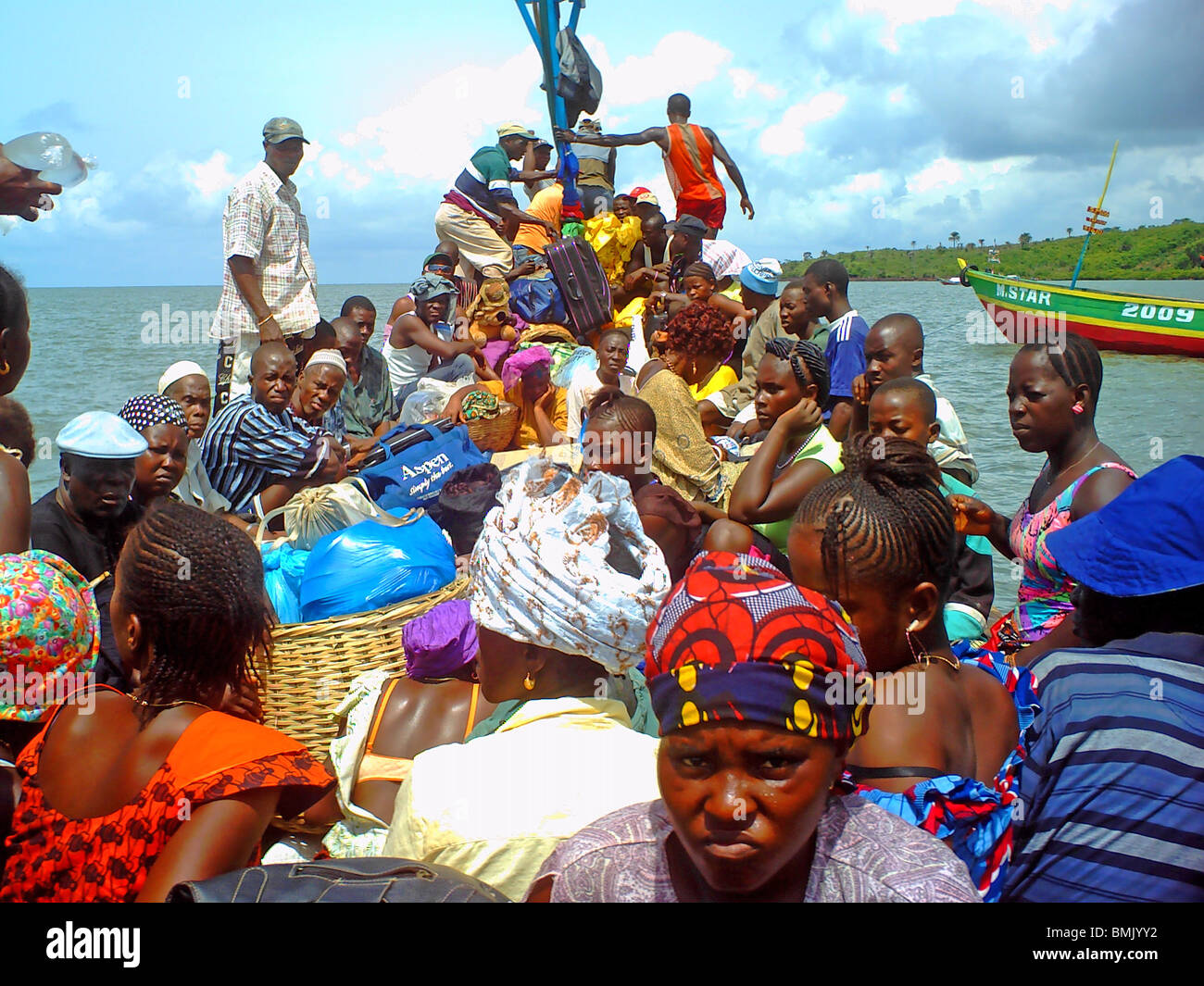 Boat sinking hi-res stock photography and images - Alamy