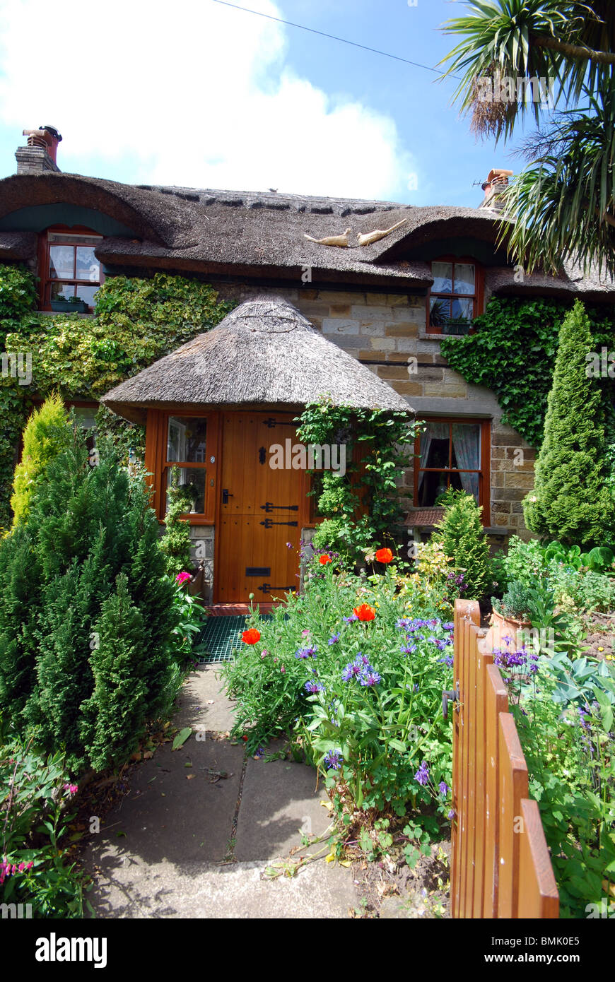 Traditional country cottage Stock Photo - Alamy