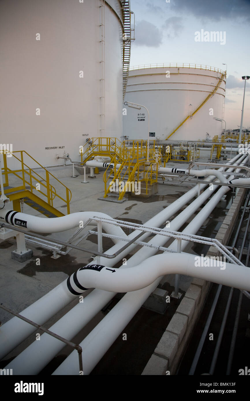 Petrochemical Oil Tank Farm tanks pipes industry Stock Photo - Alamy