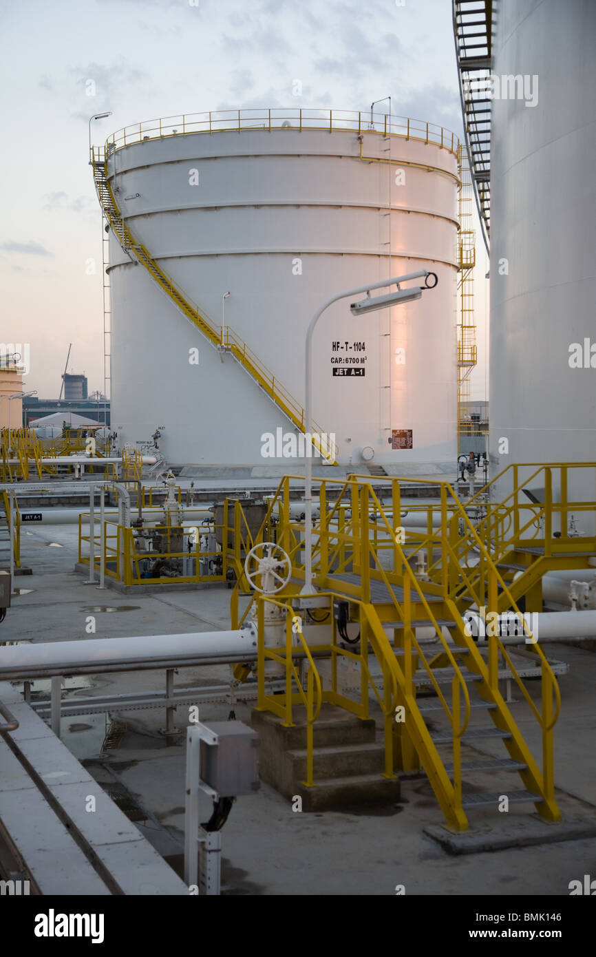Petrochemical Oil Tank Farm tanks pipes industry Stock Photo - Alamy