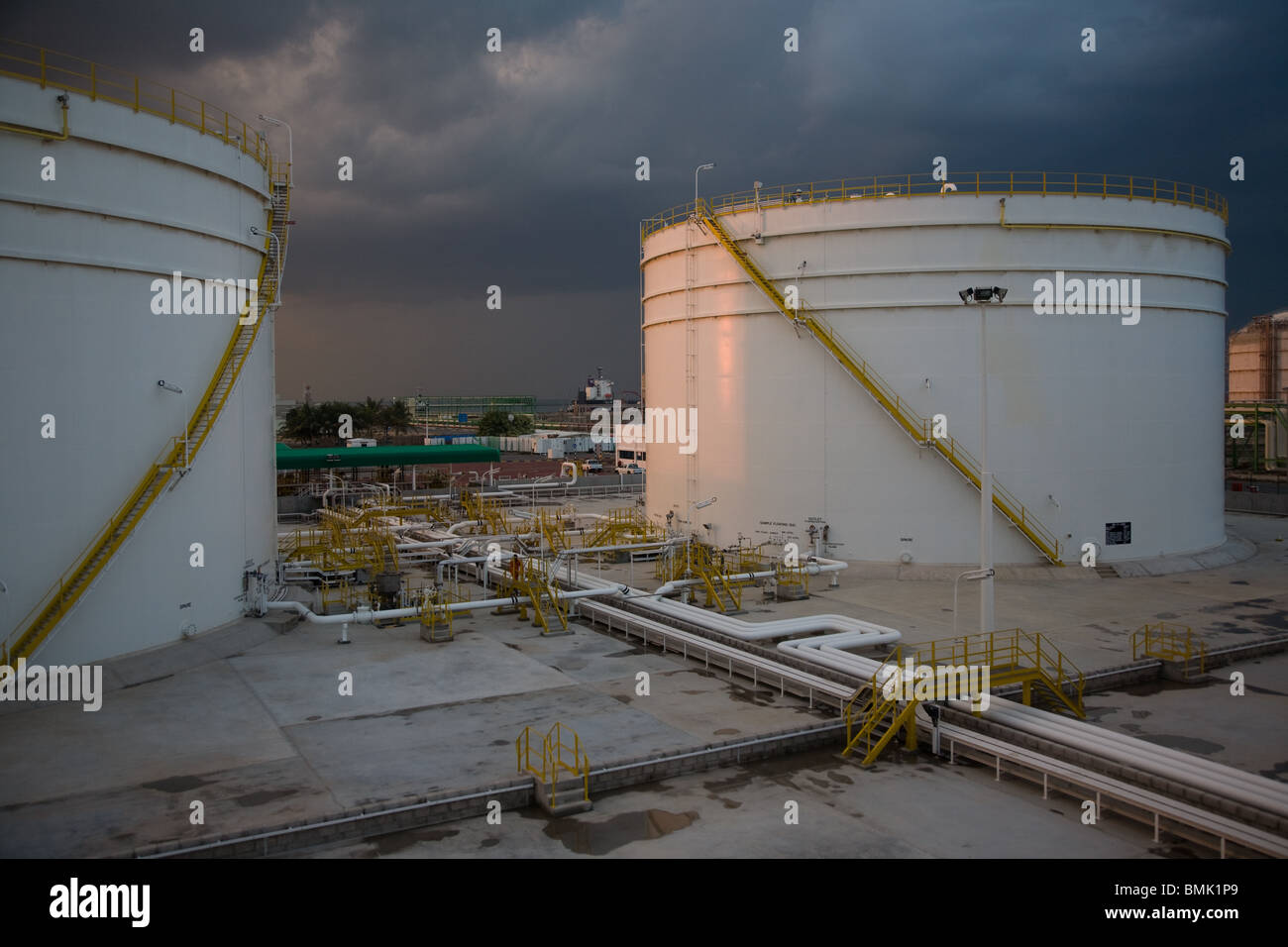 Oil Tank Farm High Resolution Stock Photography and Images - Alamy