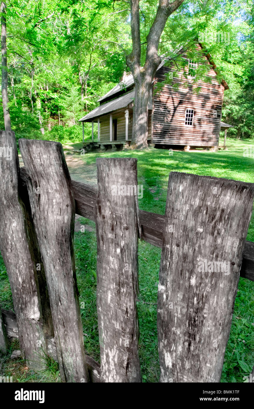 Pioneer cabin tree hi-res stock photography and images - Alamy