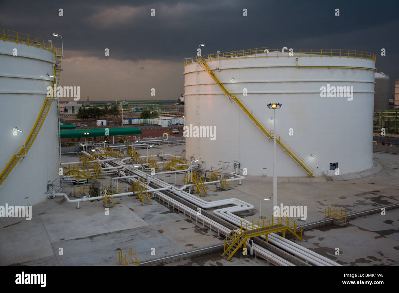 Petrochemical Oil Tank Farm tanks pipes industry Stock Photo - Alamy