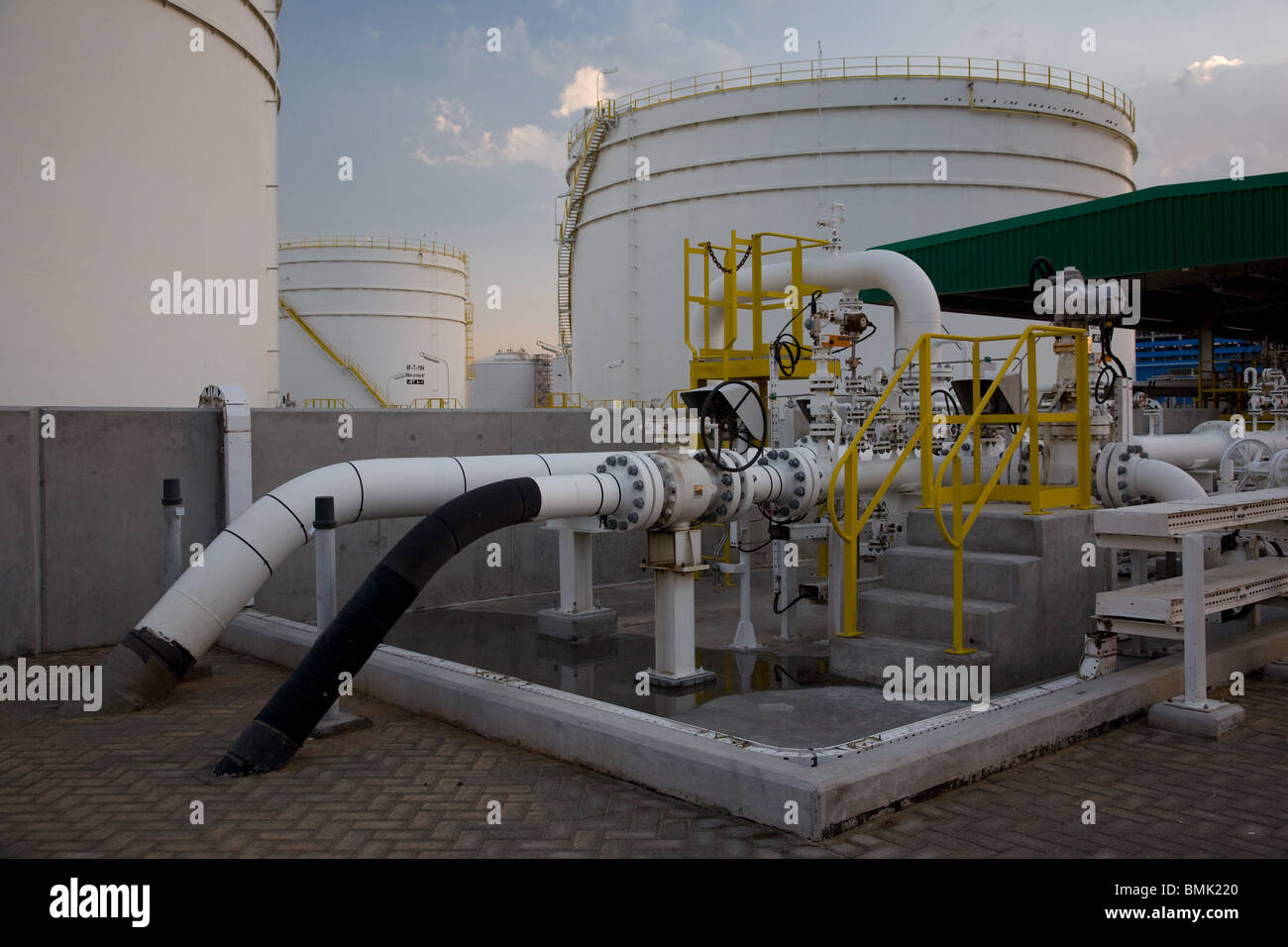 Petrochemical Oil Tank Farm tanks pipes industry Stock Photo - Alamy