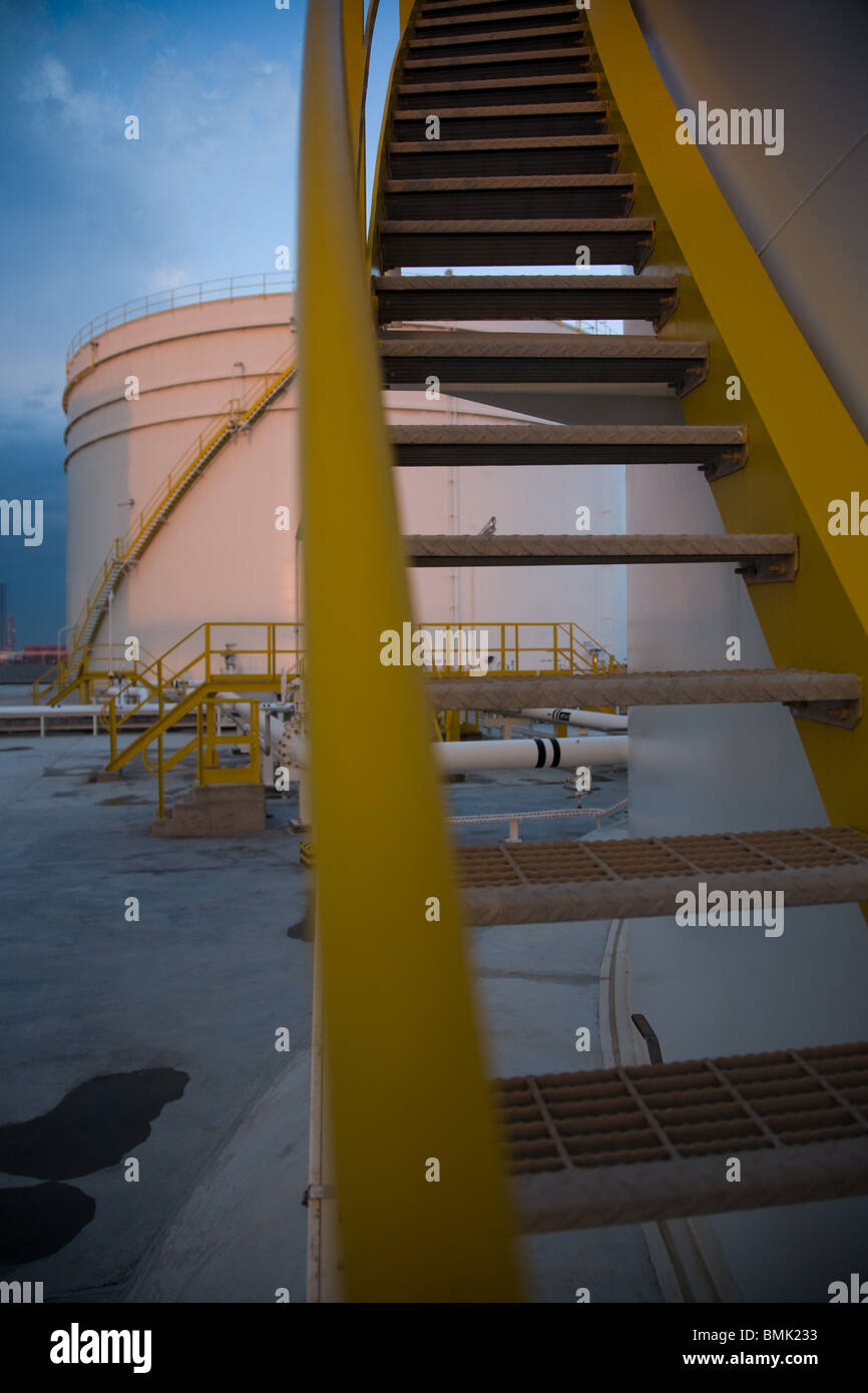 Petrochemical Oil Tank Farm tanks pipes industry Stock Photo - Alamy