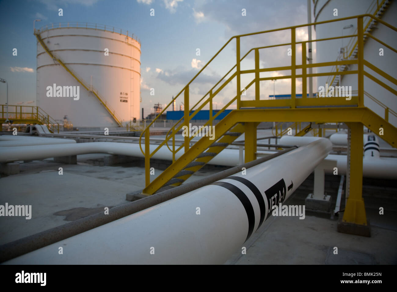 Petrochemical Oil Tank Farm tanks pipes industry Stock Photo - Alamy