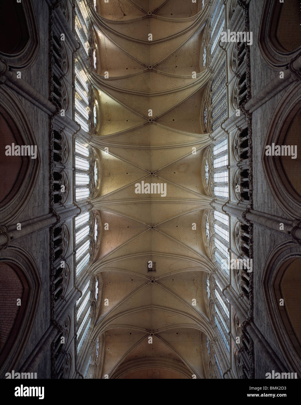 Amiens cathedral interior nave roof hi-res stock photography and images ...