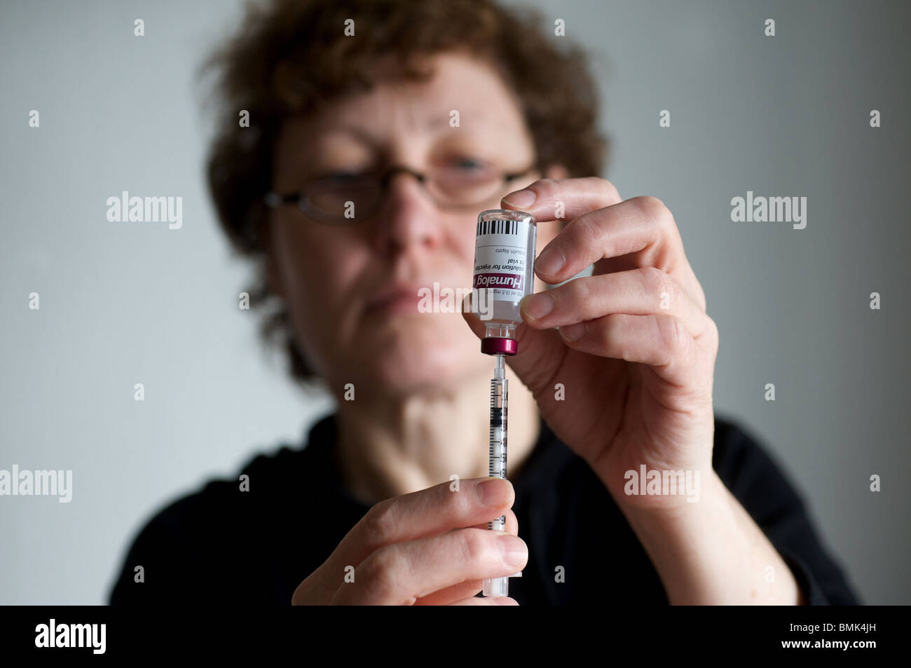 Woman drawing up insulin injection Stock Photo - Alamy
