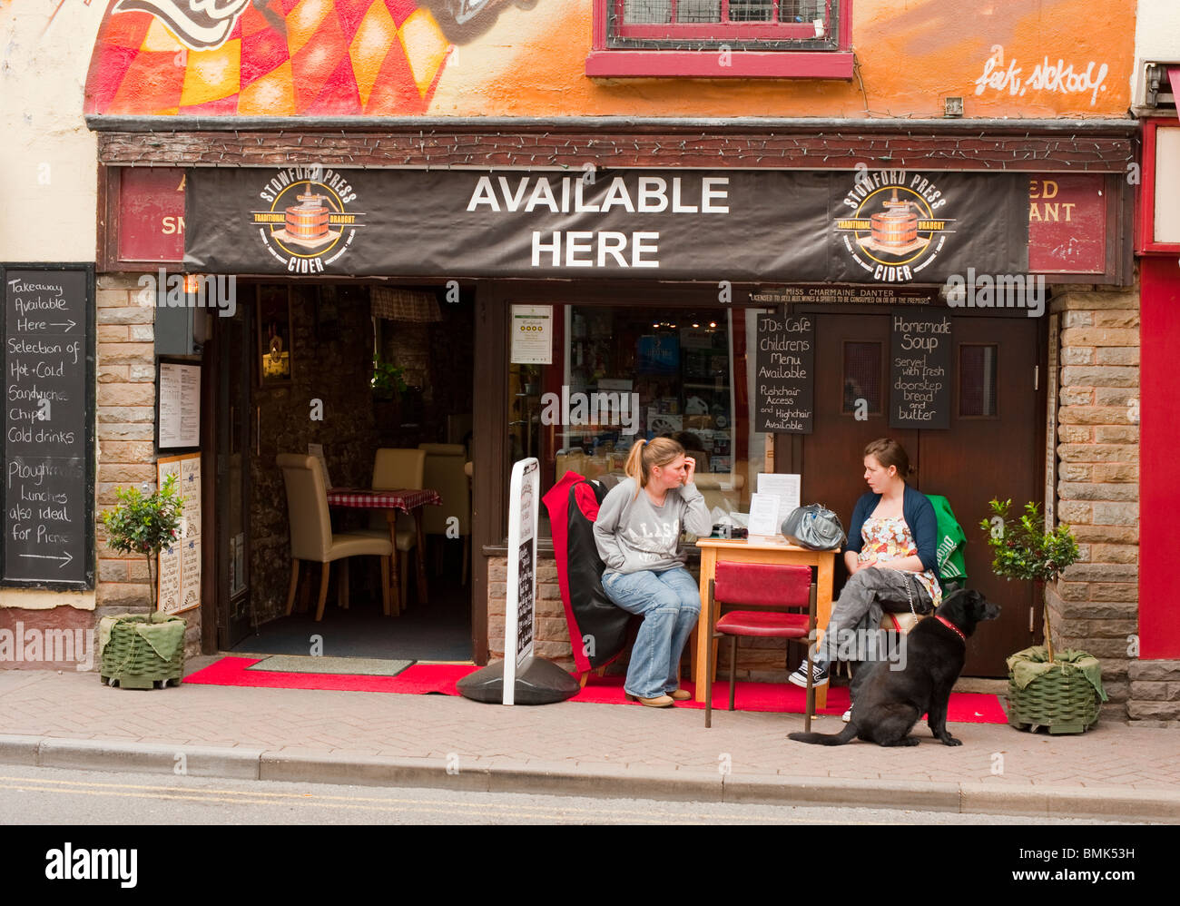 Uk street cafe hi-res stock photography and images - Alamy