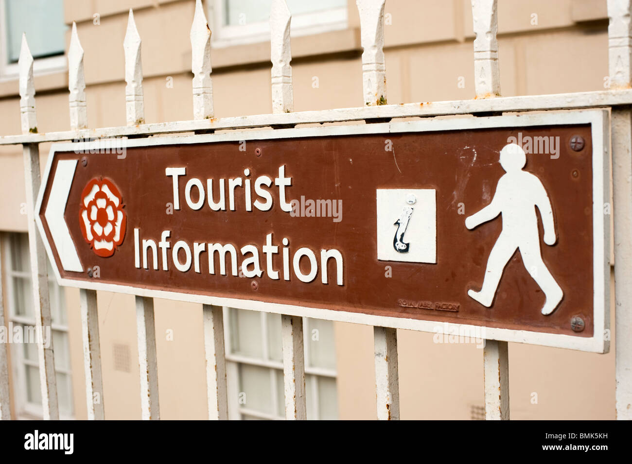Tourist Information This Way brown sign UK Stock Photo - Alamy