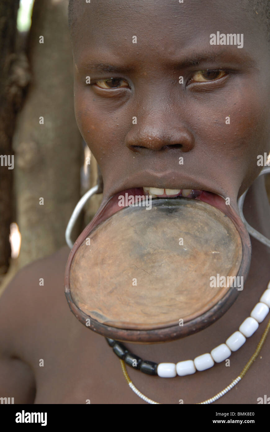 Woman with large lip plate hi-res stock photography and images - Alamy