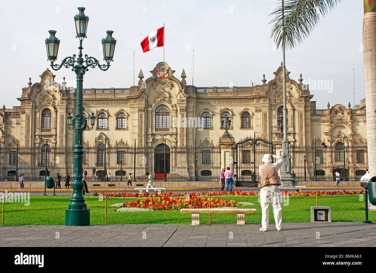Photographer captures front view of the Government Palace in Plaza ...