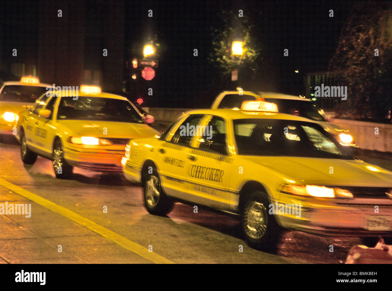 Line up of cabs at railroad, airport, passenger pick up Stock Photo - Alamy